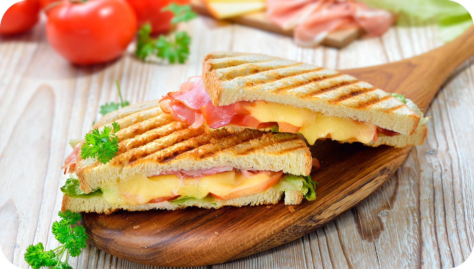 Sanduíche de Queijo Brie e Presunto de Parma – Junior Food Service